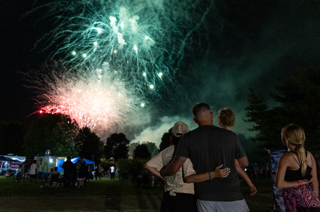 SLIDE SHOW: Thousands gather for annual Thunderfest fireworks show ...