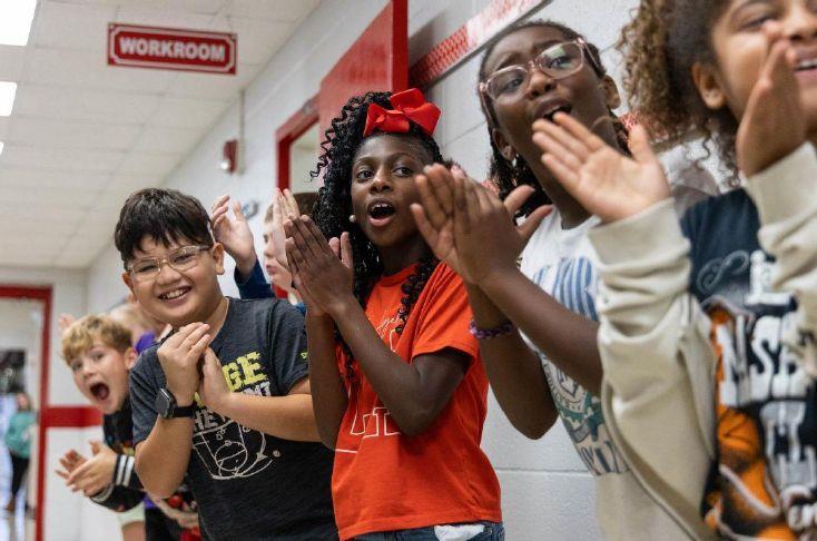 SLIDE SHOW: Potter Gray kindergarteners float Thanksgiving balloon ...